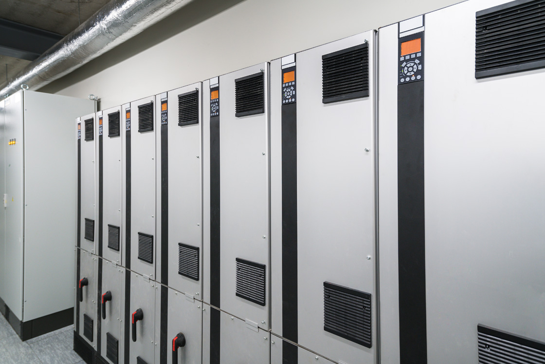 Industrial motor drives | Danfoss